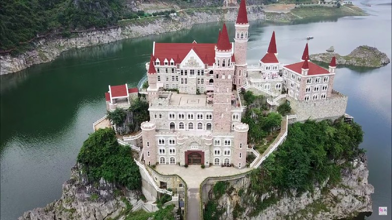 Hidup bak Raja dan Ratu di Hotel Kastil China