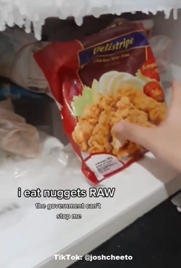 Pria Ini Makan Nugget Mentah, Aman Nggak Ya? Pria Ini Makan Nugget Mentah, Aman Nggak Ya?