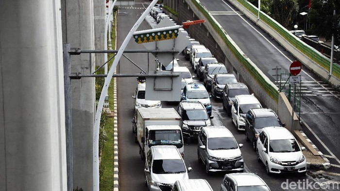 Waduh! Belasan Mobil Parkir di Bahu Jalan Trunojoyo