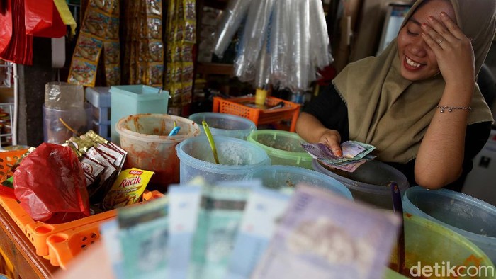 Foto: Belanja di Batas Negeri, Bisa Bayar Pakai Rupiah-Ringgit