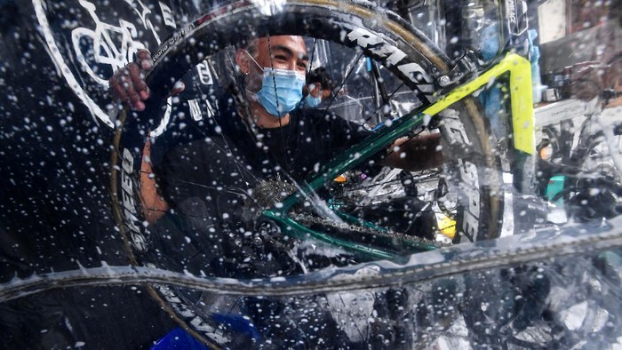 Melirik Jasa Cuci Sepeda di Masa Pandemi