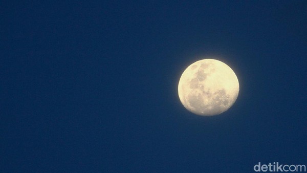 Menikmati Indahnya Terang Bulan Usai Hujan