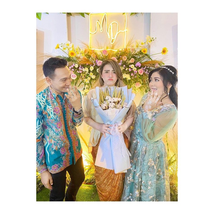 10 Foto Via Vallen, Manyun karena Adik Dilamar Duluan