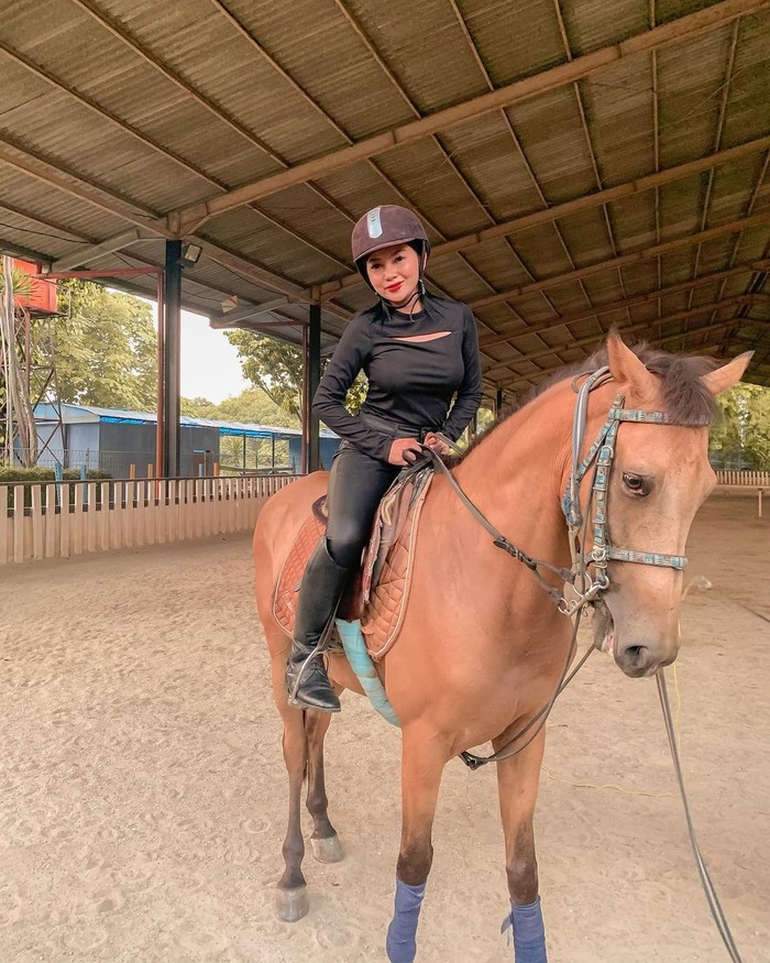 8 Potret Maria Arra, Model dan DJ Seksi yang Pernah Bungkus Artis Terkenal