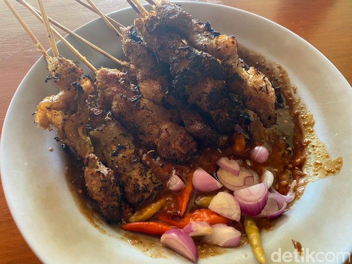 Enaknya Sate Kelopo Gurih Legendaris Sejak 75 Tahun Lalu di Surabaya