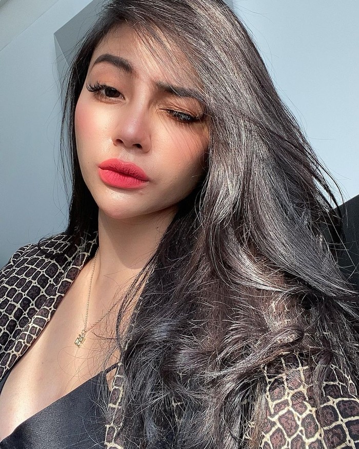 10 Potret Erni Tisya yang Disebut Netizen Calon Bidadari Surga