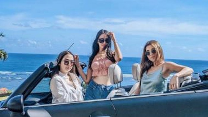 Potret Seksi Anya Geraldine, Naik Mobil Atap Terbuka yang Bikin Heboh Warganet