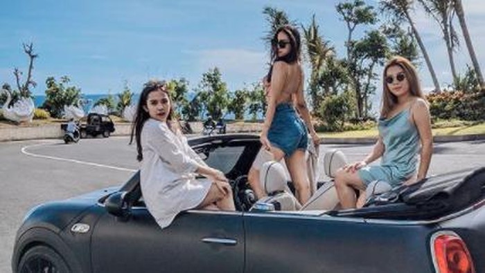 Potret Seksi Anya Geraldine, Naik Mobil Atap Terbuka yang Bikin Heboh Warganet