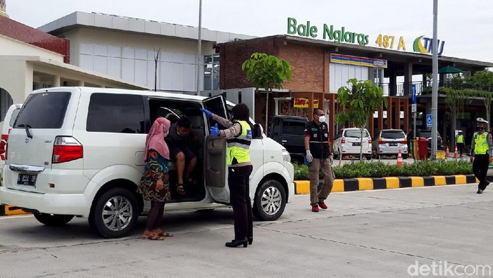Pemudik Libur Tahun Baru Dites Antigen di Rest Area Tol Boyolali