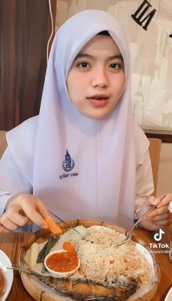 Makan Pakai Bahasa Thailand Ukhti Ini Digombalin Netizen Indonesia