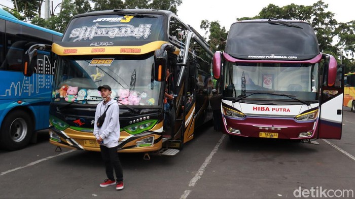 Melihat Aktivitas di Terminal Cicaheum Bandung