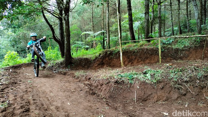 Foto: Trek Downhill Pertama di Gunung Ciremai