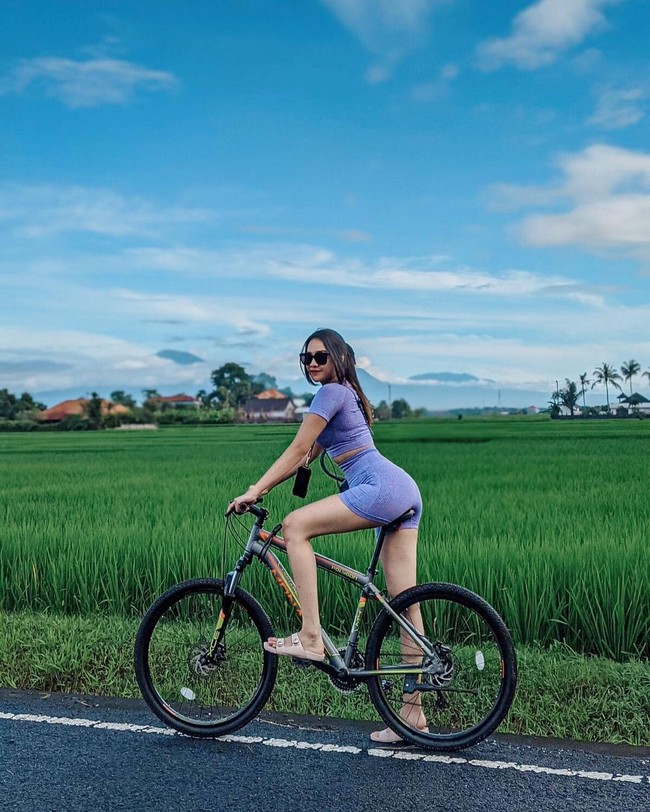 7 Gaya Seksi Anya Geraldine di Bali, Tetap Dipuji saat Jatuh dari Sepeda