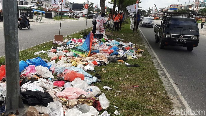 Tumpukan Sampah di Pekanbaru Keluarkan Bau Busuk Tumpukan Sampah di Pekanbaru Keluarkan Bau Busuk