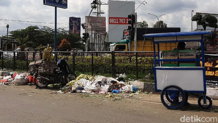 Tumpukan Sampah di Pekanbaru Keluarkan Bau Busuk Tumpukan Sampah di Pekanbaru Keluarkan Bau Busuk