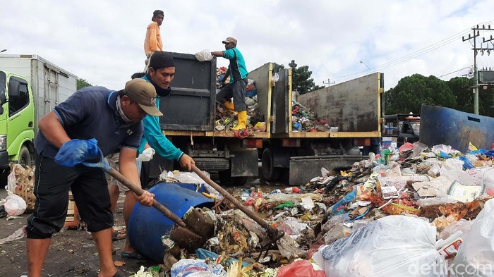 Tumpukan Sampah di Pekanbaru Keluarkan Bau Busuk Tumpukan Sampah di Pekanbaru Keluarkan Bau Busuk
