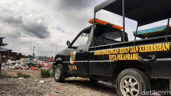 Tumpukan Sampah di Pekanbaru Keluarkan Bau Busuk Tumpukan Sampah di Pekanbaru Keluarkan Bau Busuk