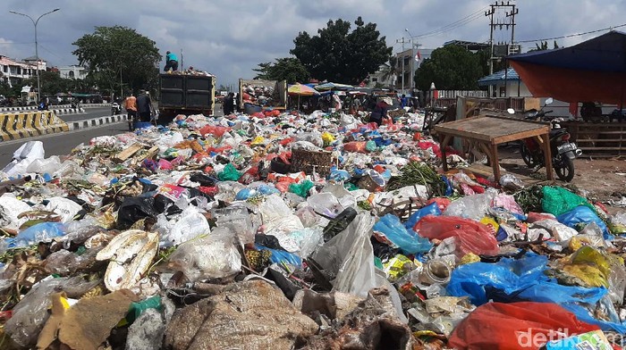 Tumpukan Sampah di Pekanbaru Keluarkan Bau Busuk Tumpukan Sampah di Pekanbaru Keluarkan Bau Busuk