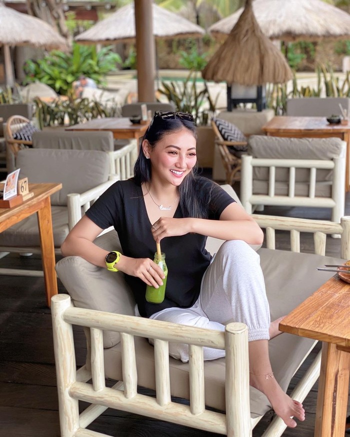 Ini Sassha Carissa, Model Seksi yang Hobi Ngemil Rujak dan Pastel