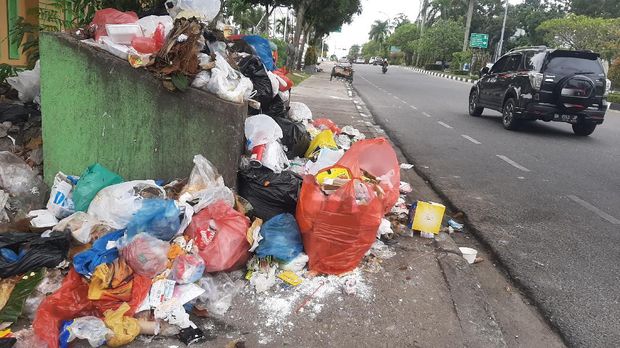 Sepekan Tak Diangkut, Tumpukan Sampah di Pekanbaru Mulai Berulat Sepekan Tak Diangkut, Tumpukan Sampah di Pekanbaru Mulai Berulat