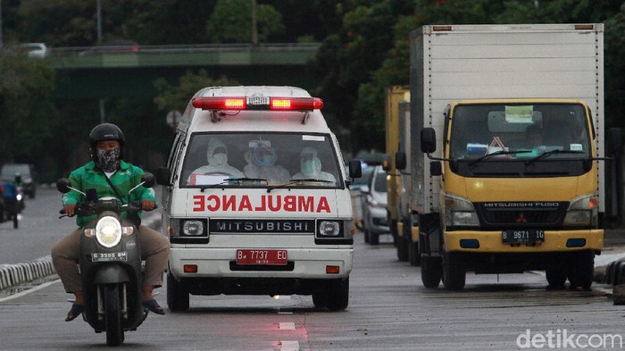 Potret Ambulans Berseliweran Bawa Pasien Corona ke Wisma Atlet