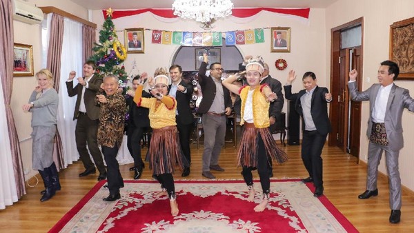 Potret Keseruan Tari Poco-poco Sampai ke Korea Utara