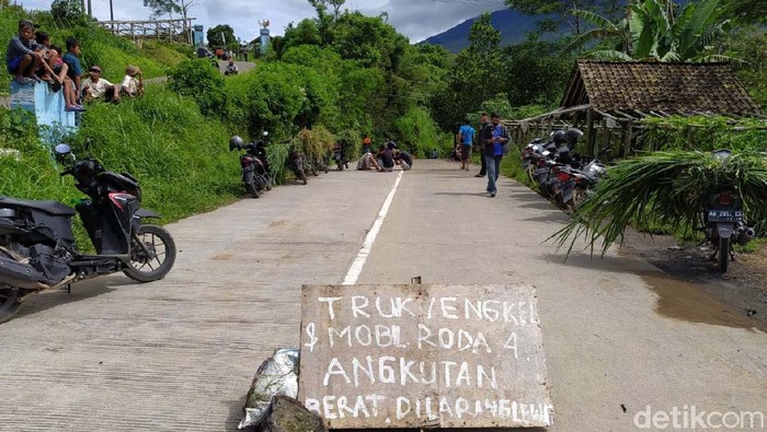Longsor Tutup Jalan Utama Magelang-Boyolali Longsor Tutup Jalan Utama Magelang-Boyolali