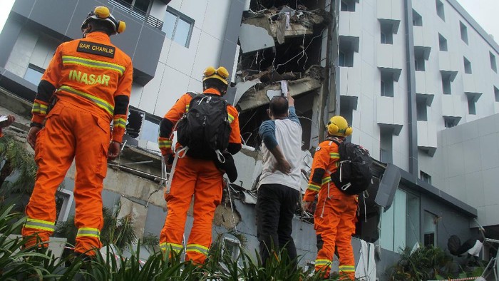 Terkini! Foto-foto Dampak Gempa Bumi di Mamuju
