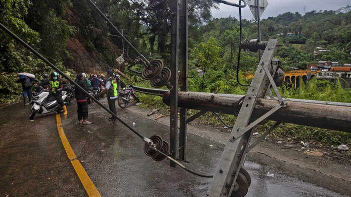 Perbaikan Listrik Pascagempa di Mamuju