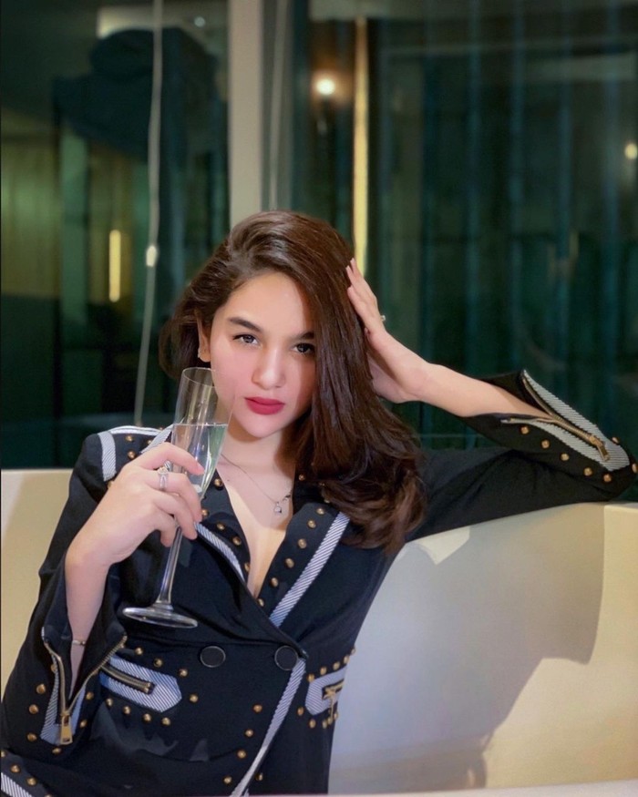 Mewahnya Kulineran Hana Hanifah di Restoran Berkelas