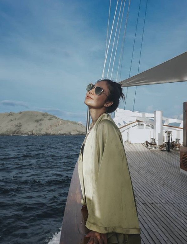 Indahnya Labuan Bajo Vs Cantiknya Wulan Guritno