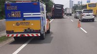 Brak.. Detik-detik Ban Bus Akap Copot di Tol Kebon Jeruk
