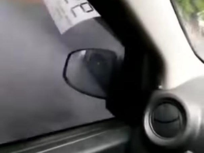 Viral Video Pengendara Tancap Gas Terjang Genangan hingga Airnya Kena Orang Viral Video Pengendara Tancap Gas Terjang Genangan hingga Airnya Kena Orang