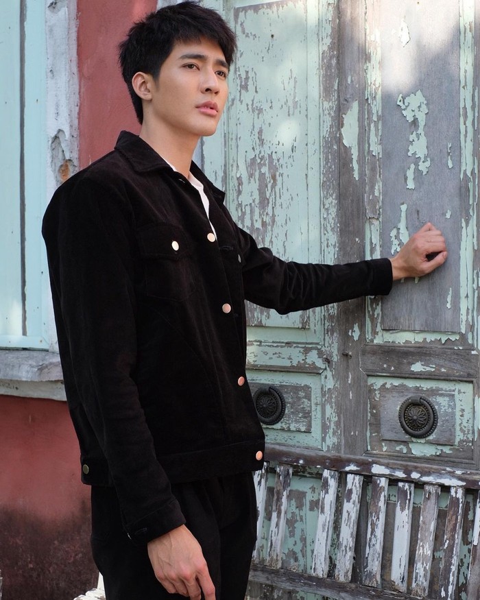 10 Potret Tampan Earth Pirapat, Pemeran Utama A Tale of Thousand Stars