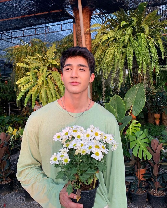 10 Potret Tampan Earth Pirapat, Pemeran Utama A Tale of Thousand Stars