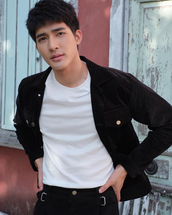 10 Potret Tampan Earth Pirapat, Pemeran Utama A Tale of Thousand Stars