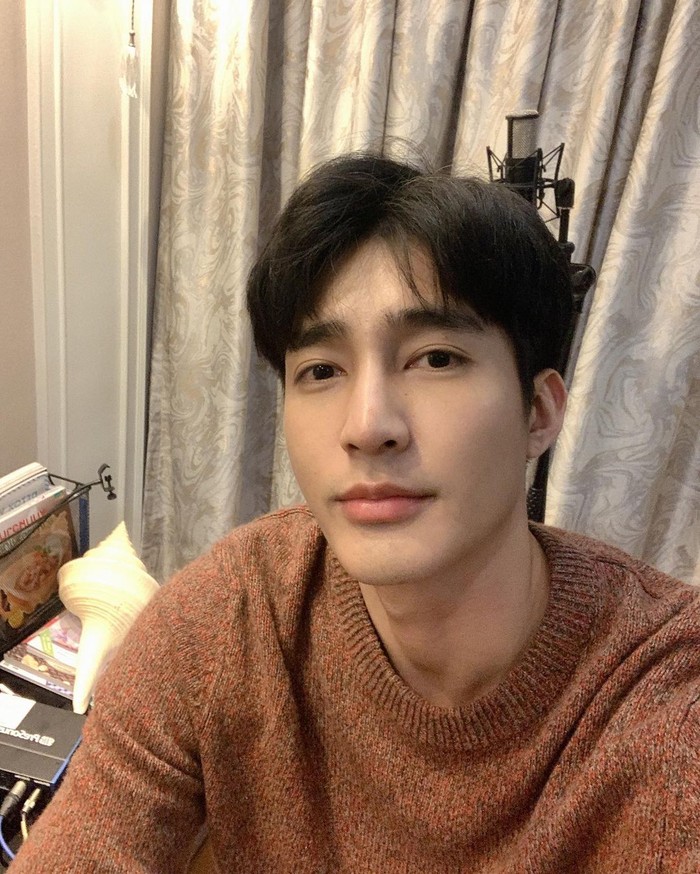 10 Potret Tampan Earth Pirapat, Pemeran Utama A Tale of Thousand Stars