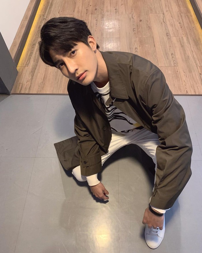 10 Potret Tampan Earth Pirapat, Pemeran Utama A Tale of Thousand Stars