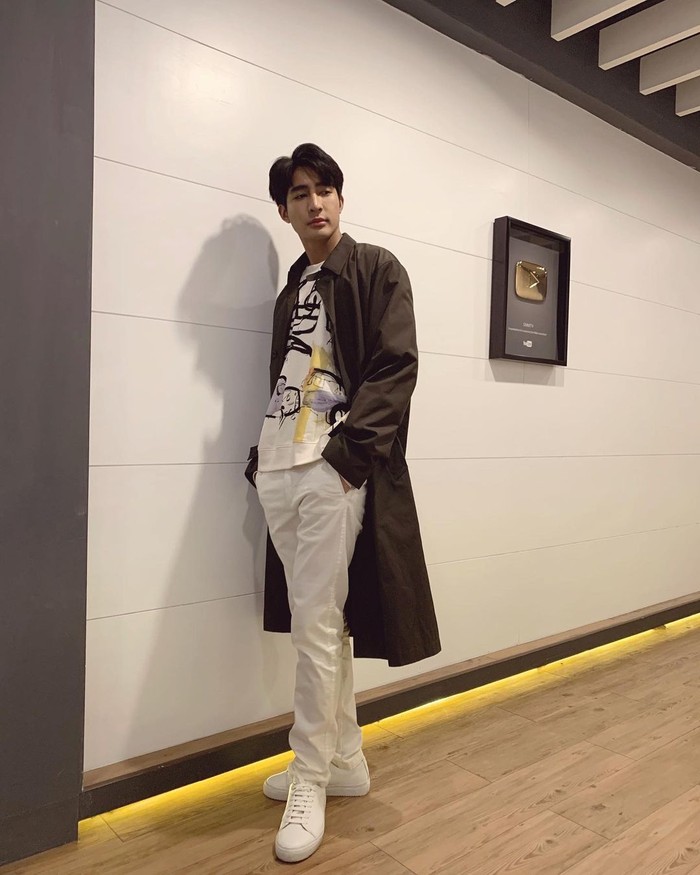 10 Potret Tampan Earth Pirapat, Pemeran Utama A Tale of Thousand Stars