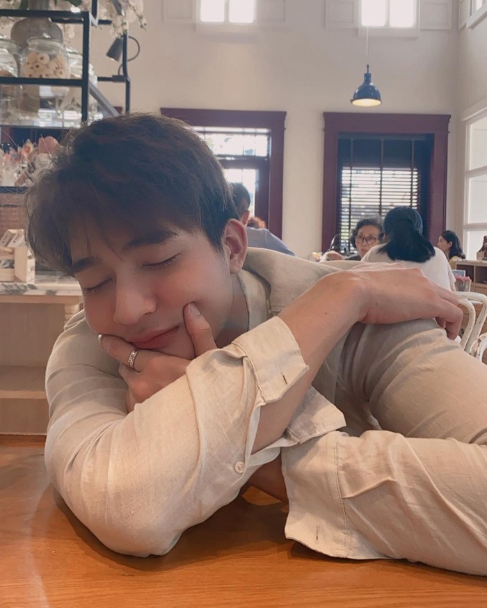 10 Potret Tampan Earth Pirapat, Pemeran Utama A Tale of Thousand Stars