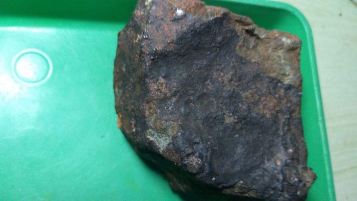 Melihat Lebih Dekat Meteorit yang Heboh Timpa Rumah Warga Lampung