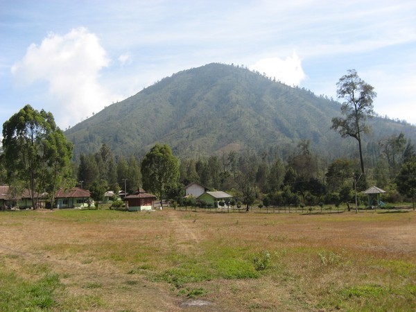 Kawah Gunung Ijen, Keindahan Alam dan Pabrik Belerang