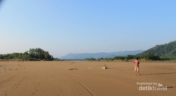 Akhir Pekan di Pacitan, Yuk Main ke Pantai Pancer Door