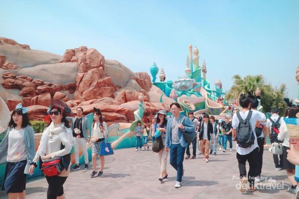 Apa Bedanya Disneysea dengan Disneyland?