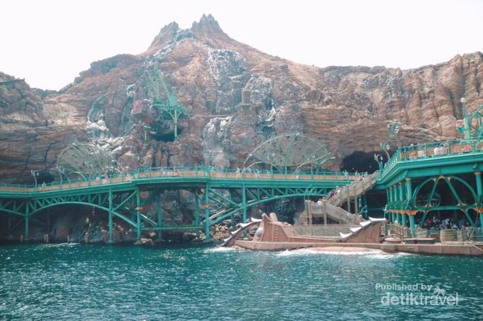 Apa Bedanya Disneysea dengan Disneyland?