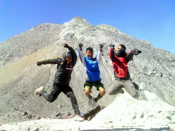 Asyiknya Mendaki Gunung Merapi