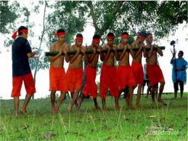 Bambu Gila, Pertunjukan Berbalut Mistis di Maluku