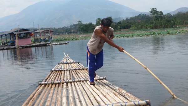 Berakit-rakit di Situ Bagendit