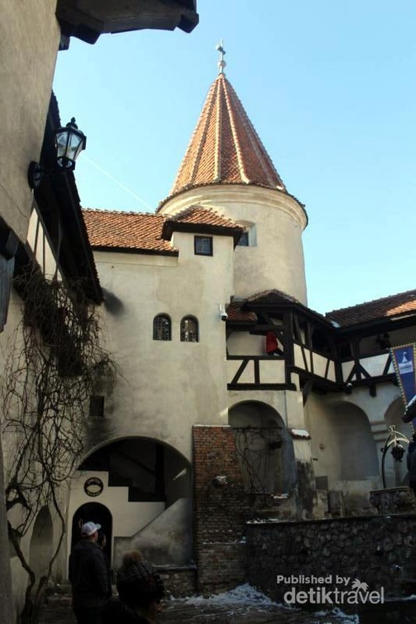 Bertamu ke Kastil Drakula di Rumania Bertamu ke Kastil Drakula di Rumania