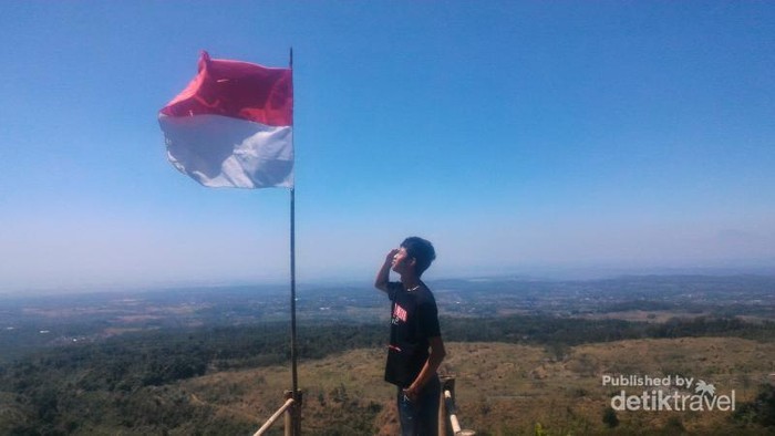 Bukit Lambosir, Keindahan di Kaki Gunung Ciremai